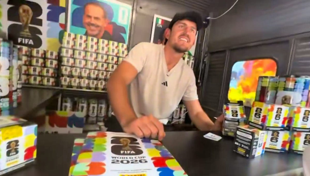 Au lieu de jouer le Mondial, il vend des vignettes Panini