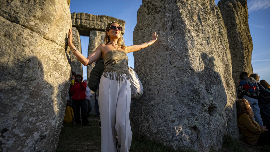 20,000 gather at Stonehenge for summer solstice sunrise