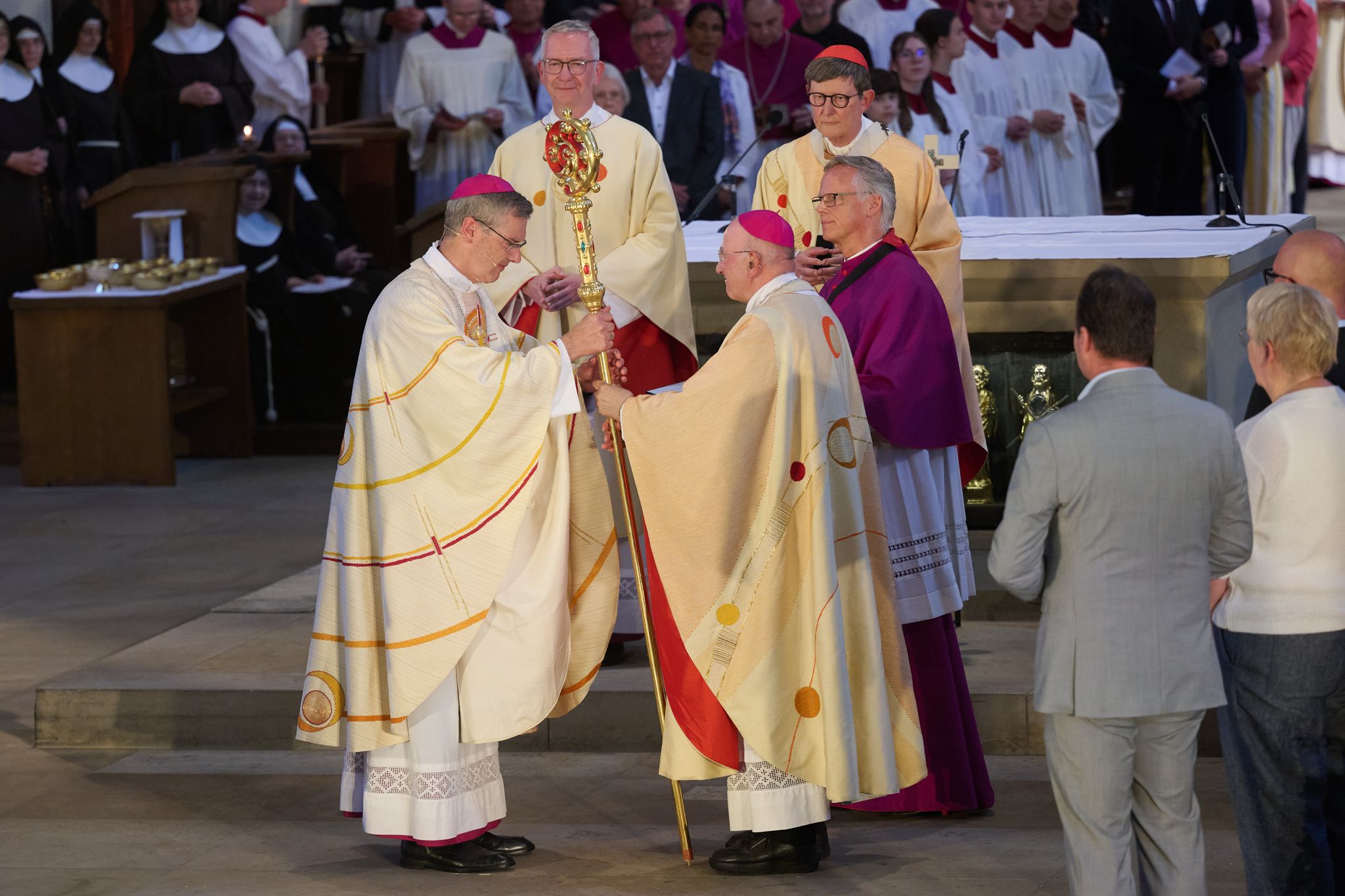 Neuer Bischof von Münster feierlich ins Amt eingeführt