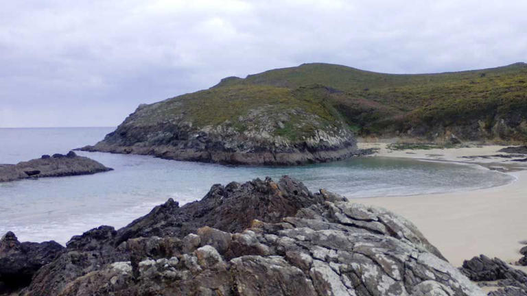 La playa donde veranea Paula Vázquez: pueblo marinero de 600 habitantes ...