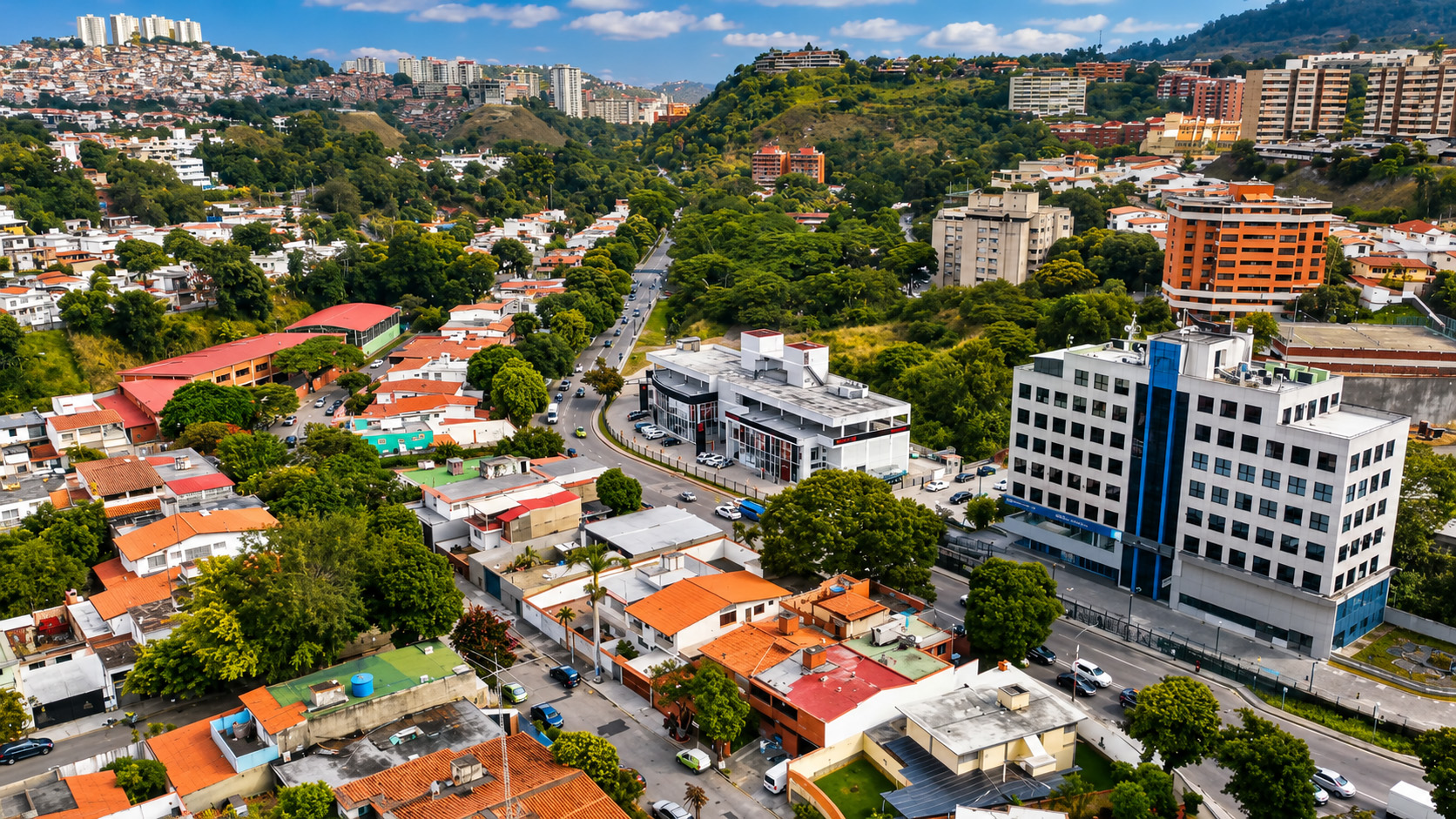 Uma cidade colorida nas encostas, cercada por montanhas verdejantes