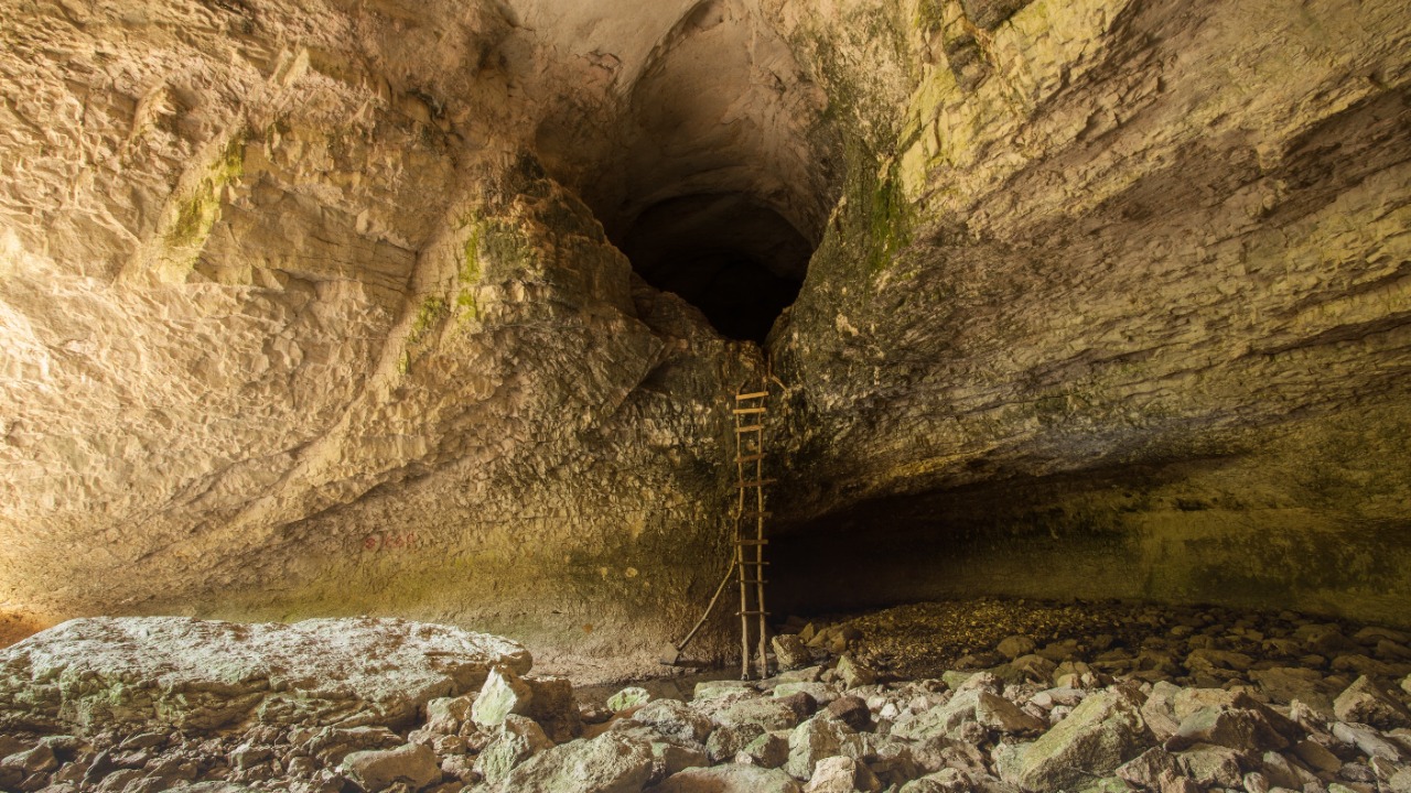 Did a Nevada cave really hold the bones of 10-foot giants?