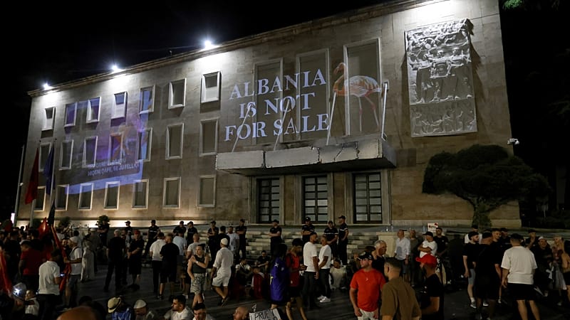 Flamingo-Revolution in Albanien: Bisher größter Protest gegen Trump ...