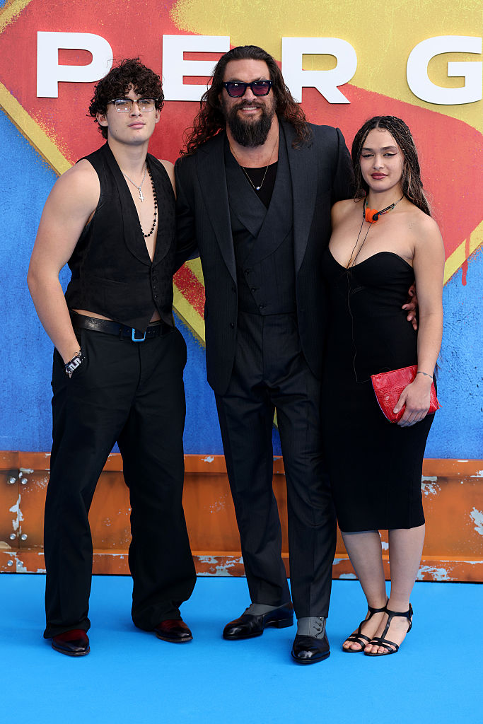 Tapis rouge : Jason Momoa s’impose à la première de Supergirl