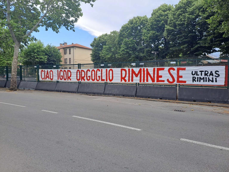 Tifosi, cori e bandiere: a Rimini l'ultimo saluto a Protti
