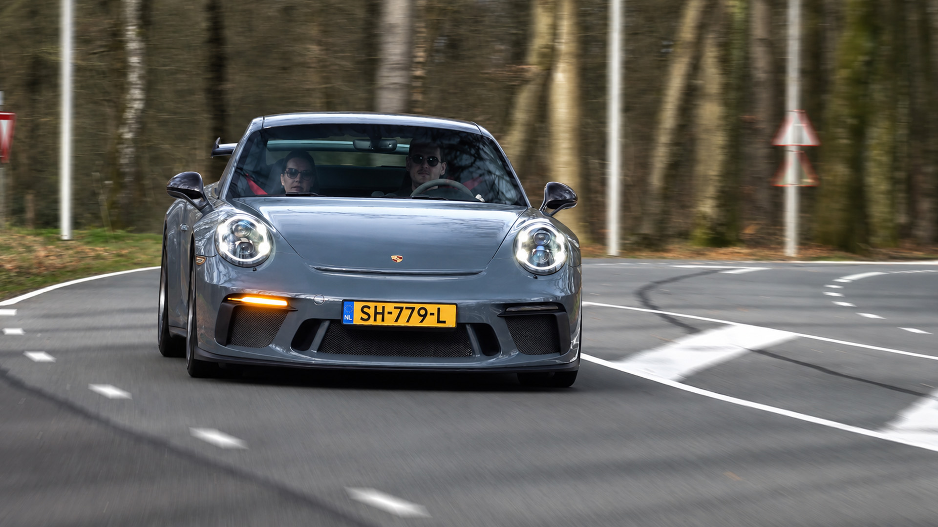 Porsche 911 GT3 accelera forte su strada pubblica
