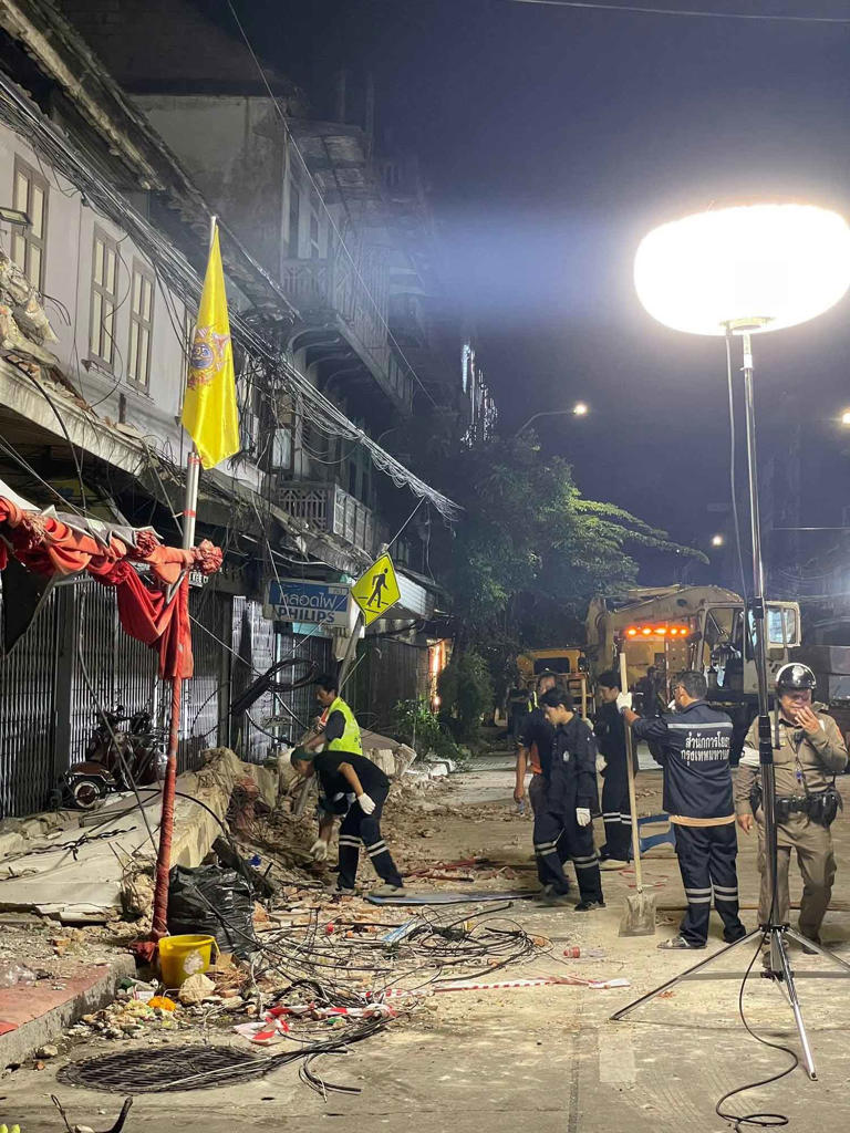Rama IV Rd still partially closed after building canopy collapse
