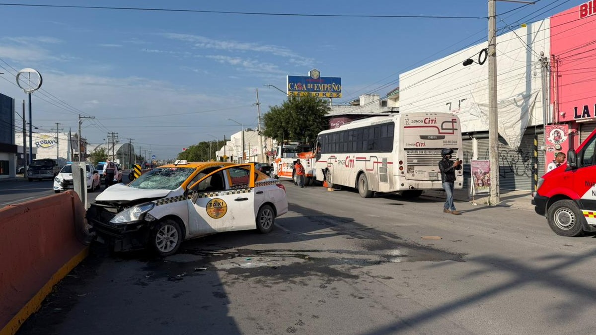 Camión de pasajeros choca contra taxi en Guadalupe, Nuevo León; hay 4 ...