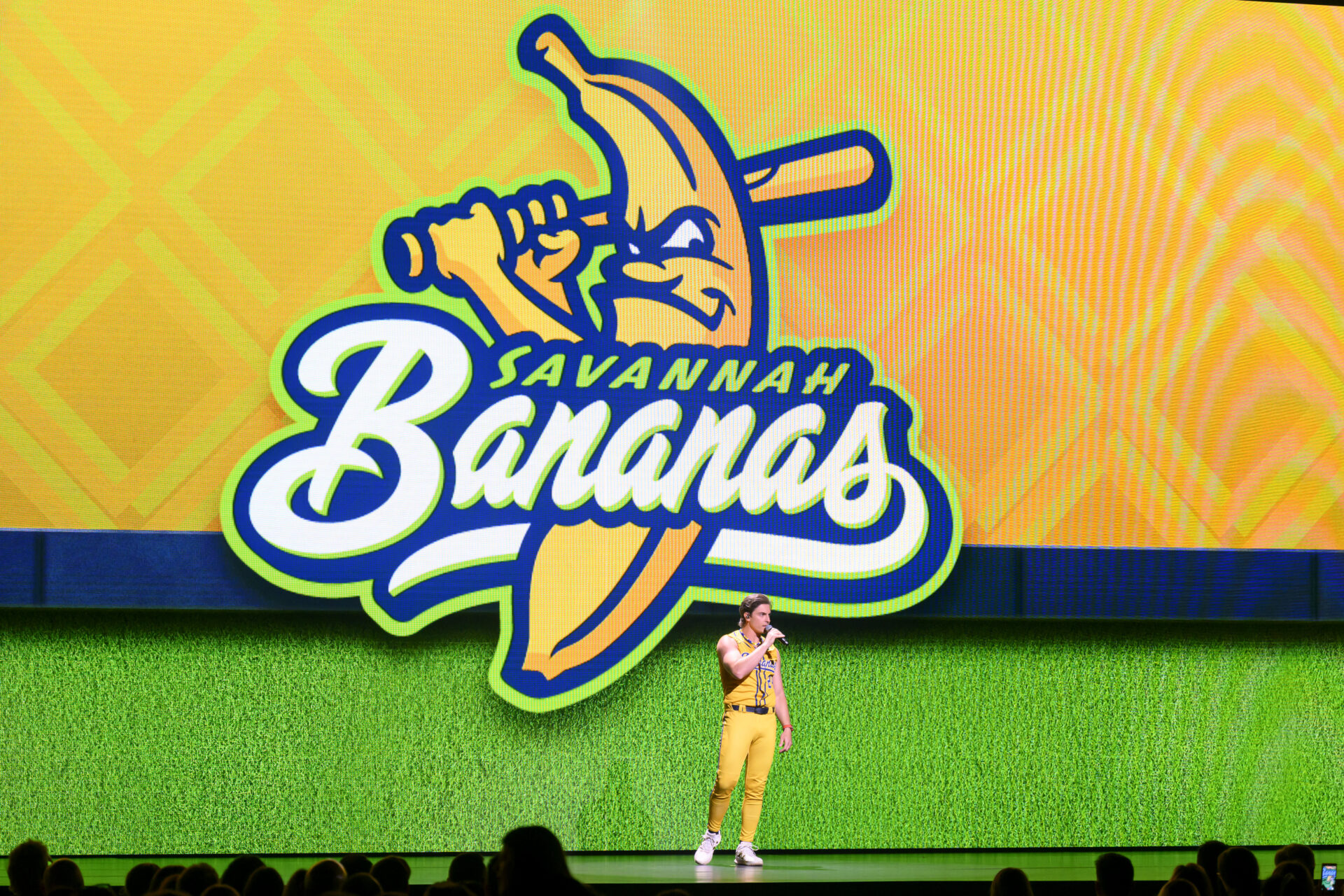 Savannah Bananas surprise Cincinnati crowd with pinch-hit appearance ...