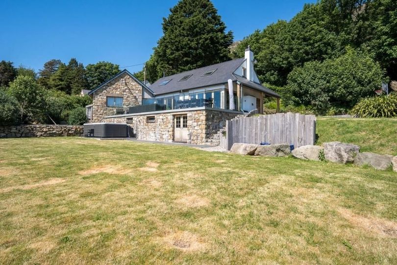Cliffside dream home with stunning sea view and sand dune walk to the beach
