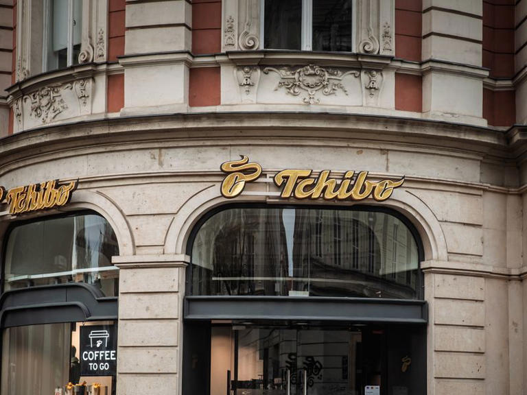 Von Tchibo: Dieser jadefarbene Badeanzug formt eine schöne Figur