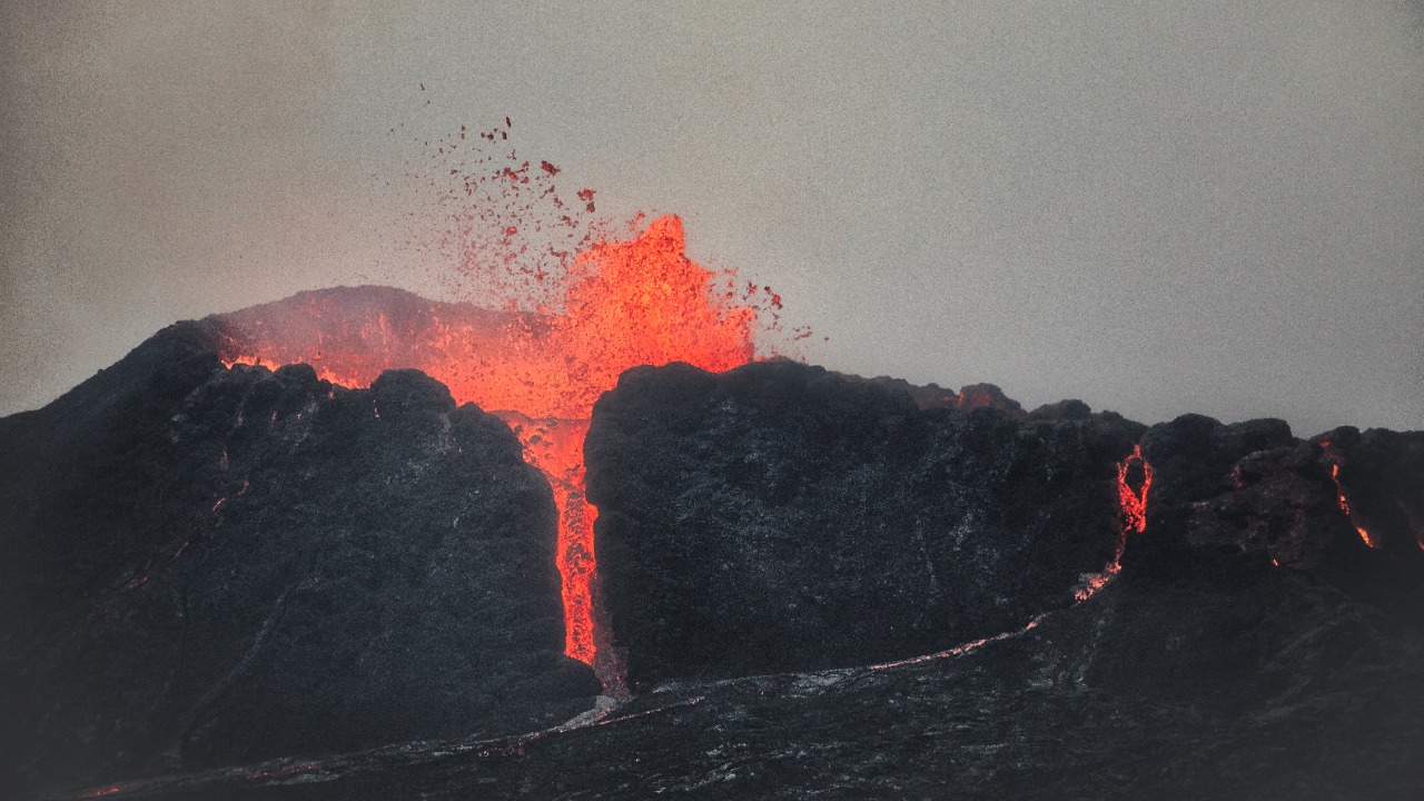 Iceland’s Reykjanes Peninsula keeps splitting open with fresh fissure ...