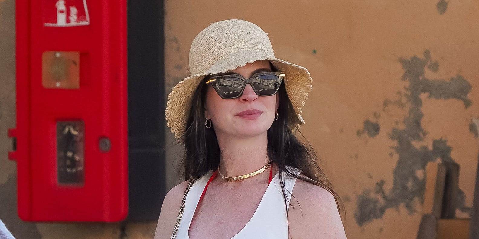 Anne Hathaway debuts her baby bump in St. Tropez with an array of ...