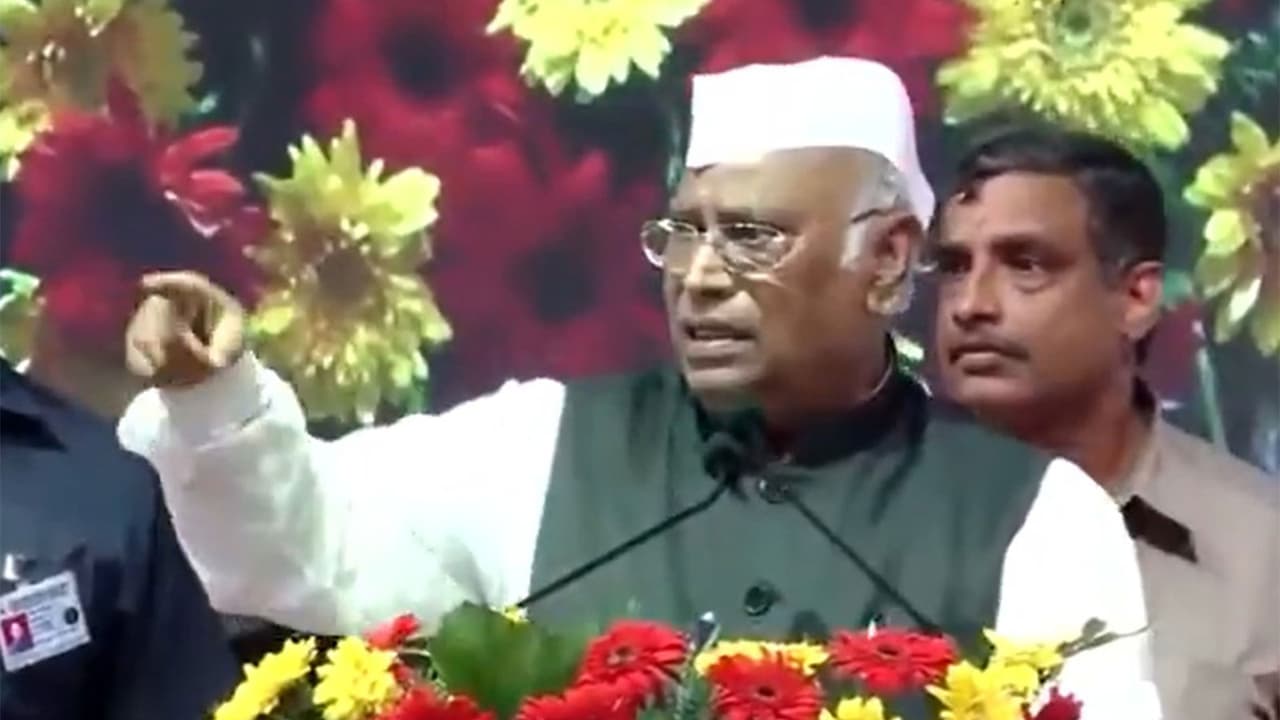 Kharge rebukes Congress workers for pro-Shivakumar slogans in Bengaluru
