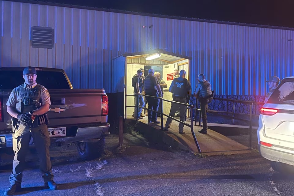 ICE arresta a 21 inmigrantes en club de Arkansas