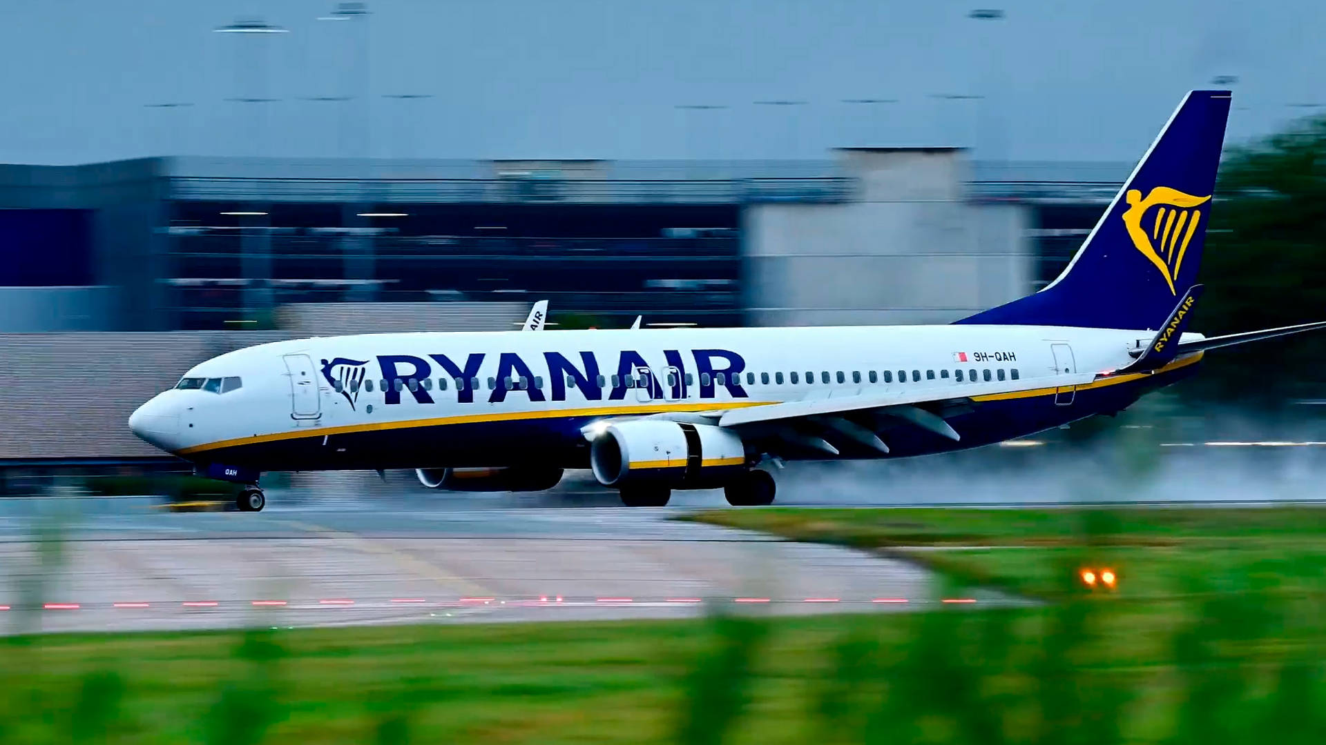 Ryanair jet shows unexpected runway power