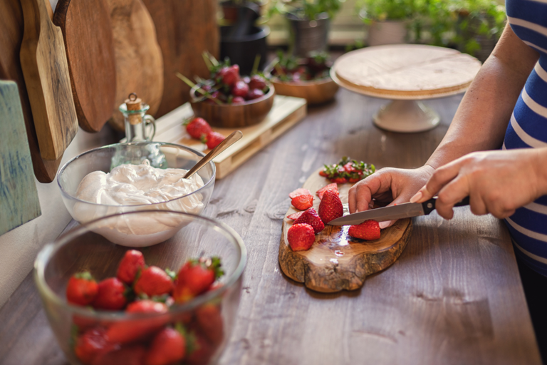 Say goodbye to mouldy strawberries, this litte-known method to store ...