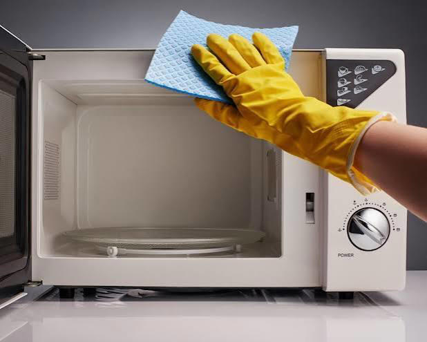 Come pulire il microonde in pochi minuti: guida essenziale per un ...