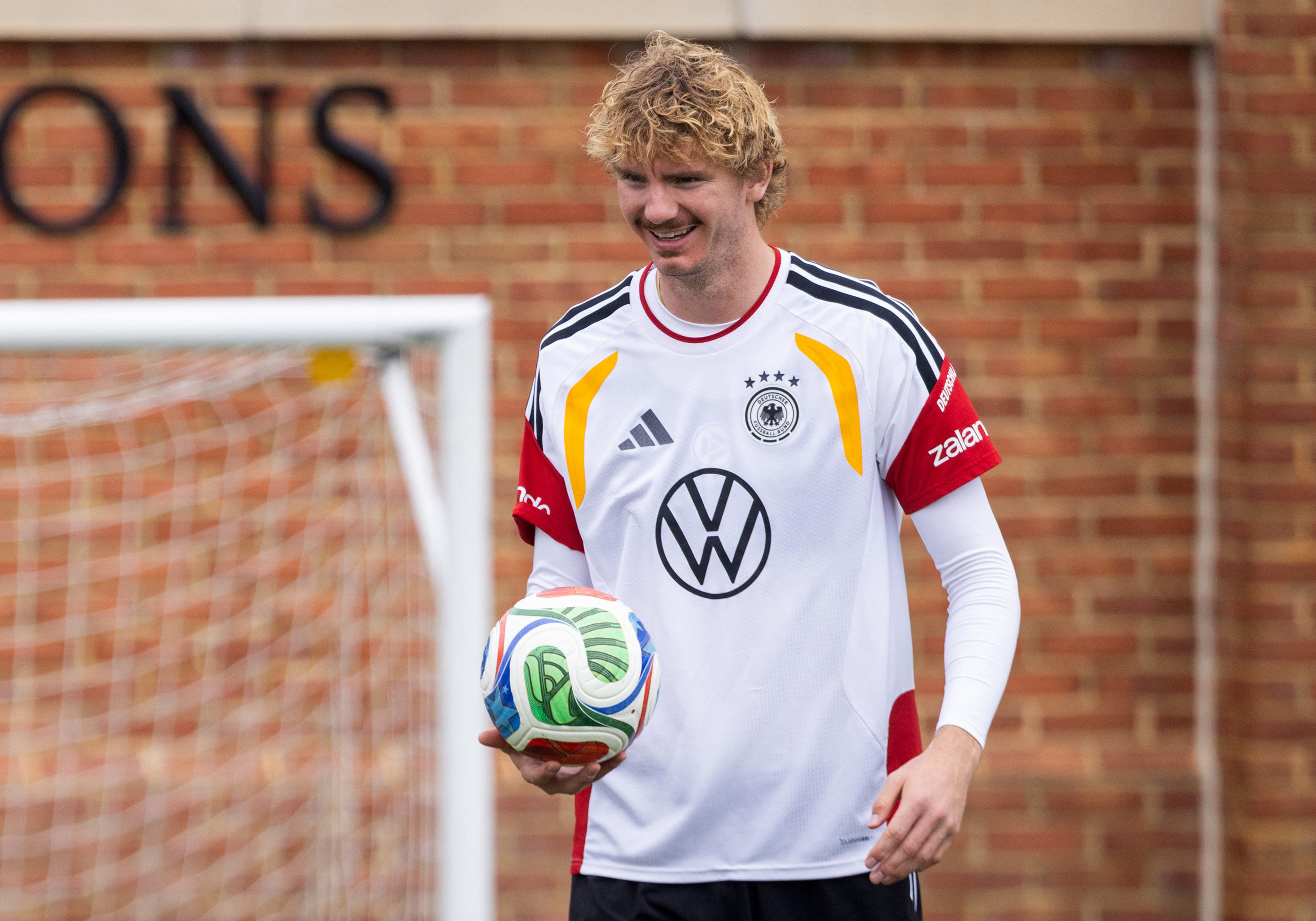 Aston Villa plotting a shock move for €65m-rated Premier League ace