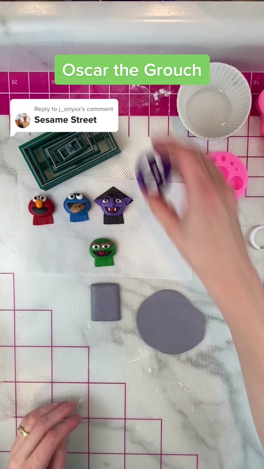 Oscar the Grouch brings this Sesame Street cake to life