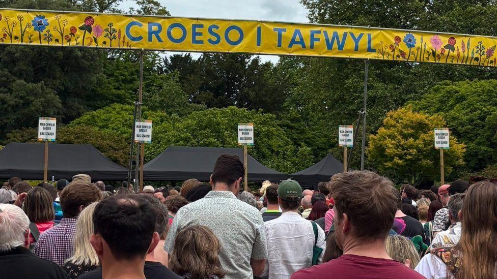 Tafwyl festival goer says family was 'penned in' amid long queues