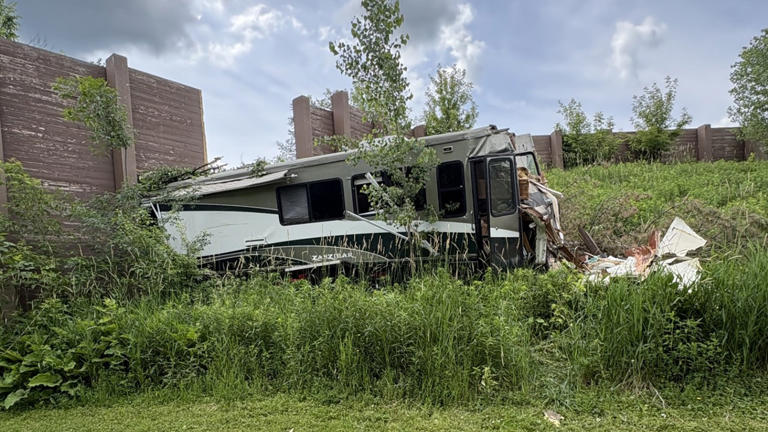 Chanhassen RV crash injures 3 occupants, damages sound barrier wall
