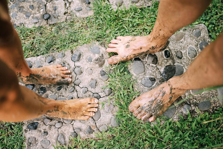 5 benefits of walking barefoot over cobblestones