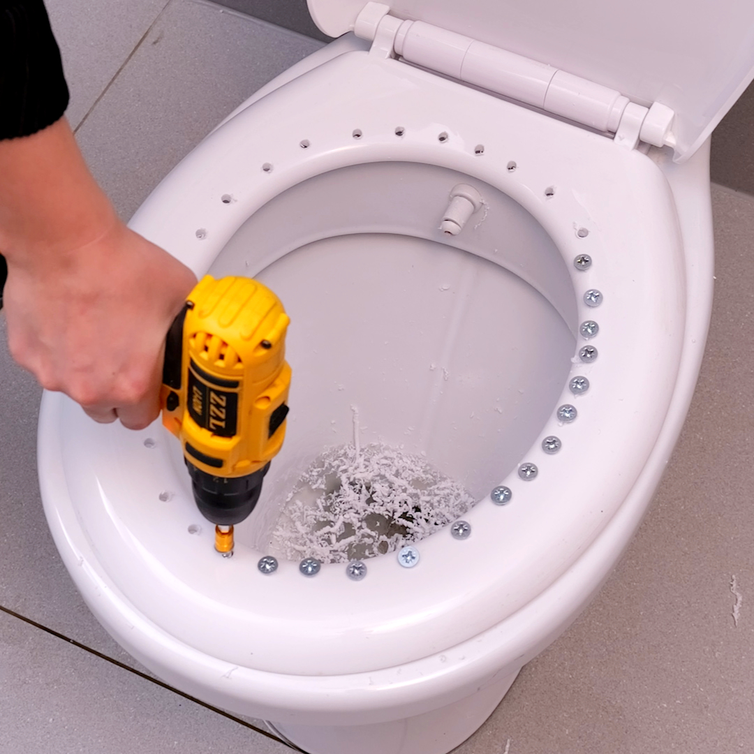 Straining spaghetti on a toilet seat!🍝🚽