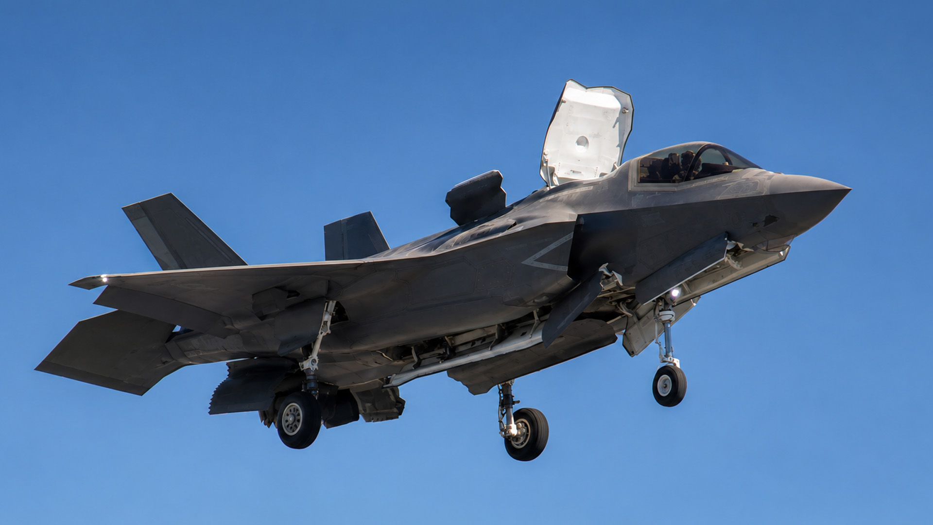 F-35B performs vertical landing at airshow