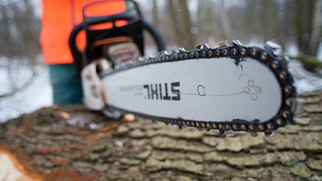 Full chisel chainsaw chains: Speed, precision, and risks