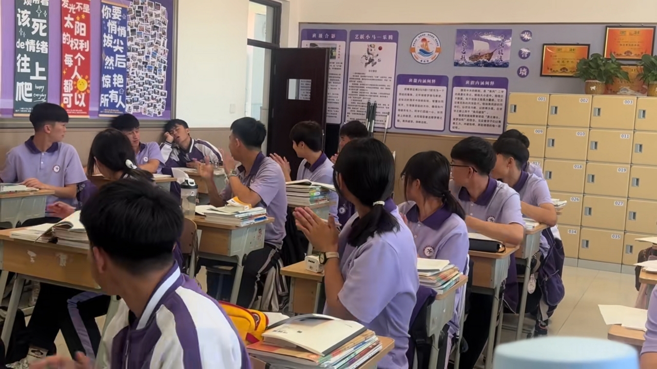 Sleepy student joins class applause in Inner Mongolia