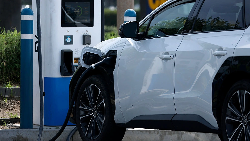 Electric vs gas vehicles: 2026 cost comparison