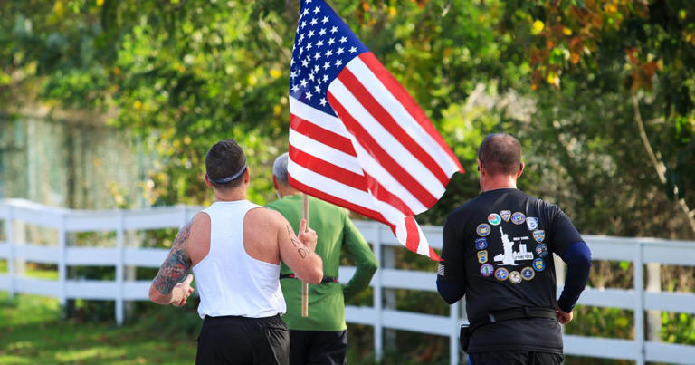 250 'Relay for America' runners carrying US flag all the way across the ...