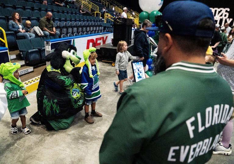 Everblades, fans celebrate franchise's fifth Kelly Cup at Hertz Arena
