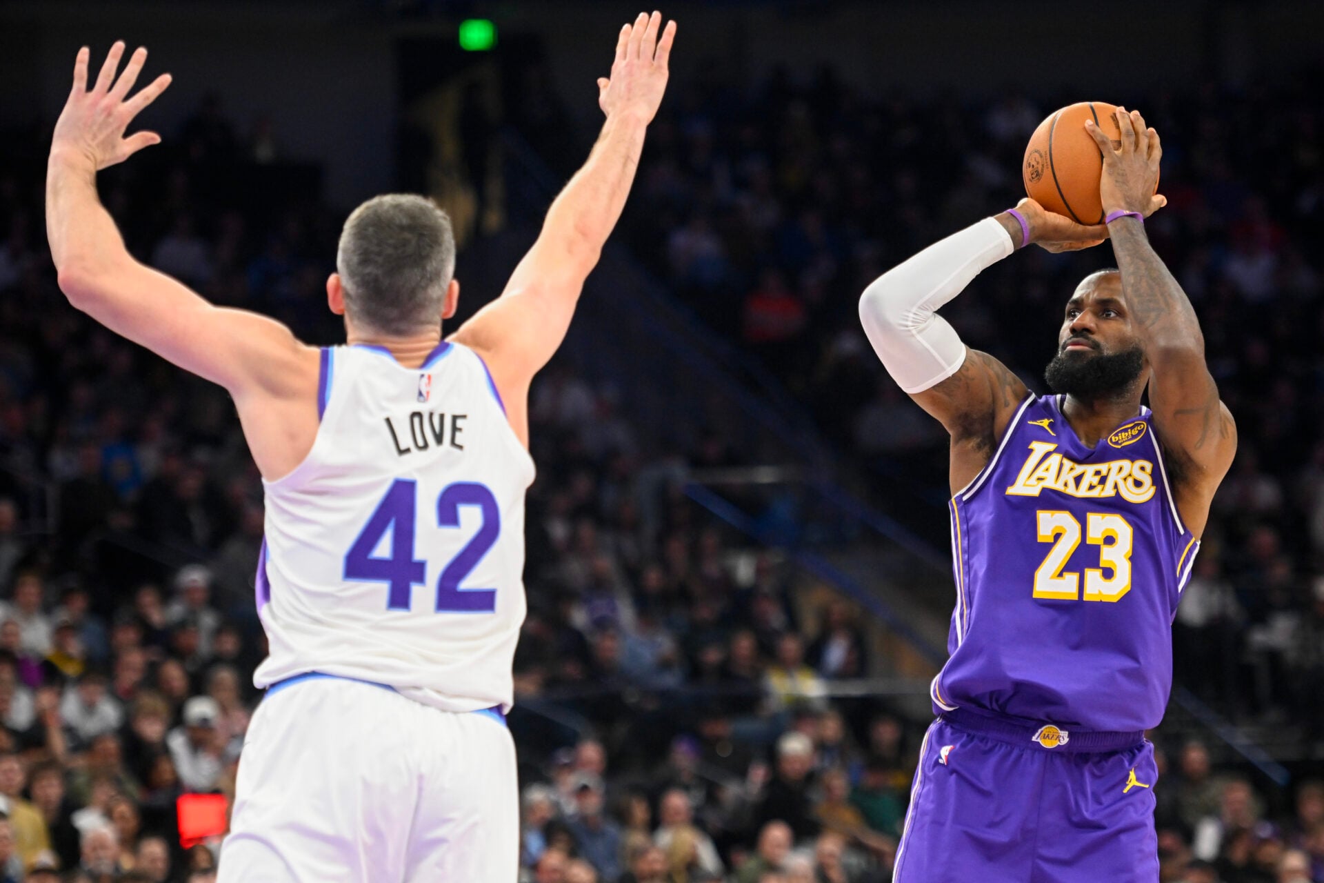 Kevin Love turns heads after quickly snuffing out a fan secretly ...