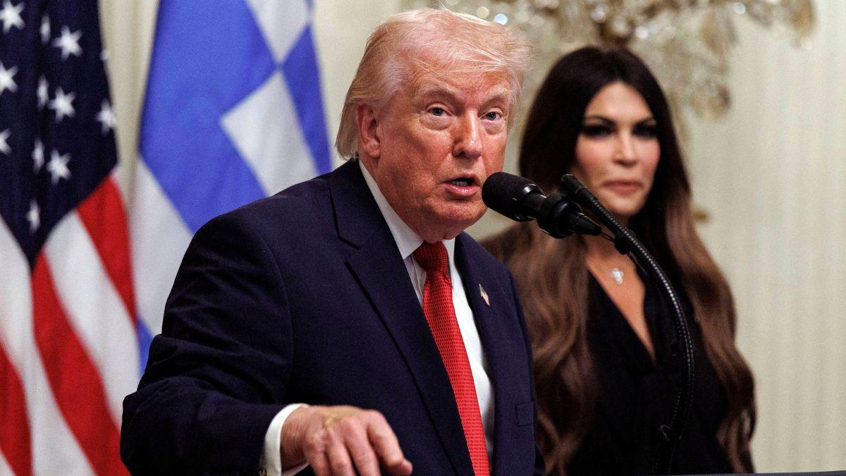 Donald Trump sparks dementia fears as he shares confusing photo of ...