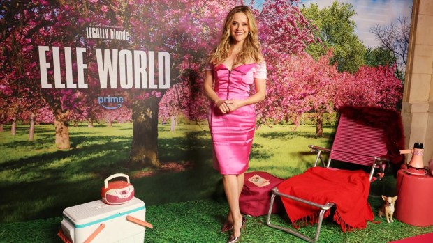 Reese Witherspoon tears up as 'Legally Blonde' cast reunites for 'Elle ...