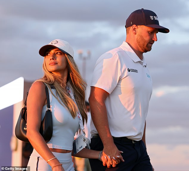 US Open leader bemoans 'flat' crowd as New Yorkers leave from Long ...