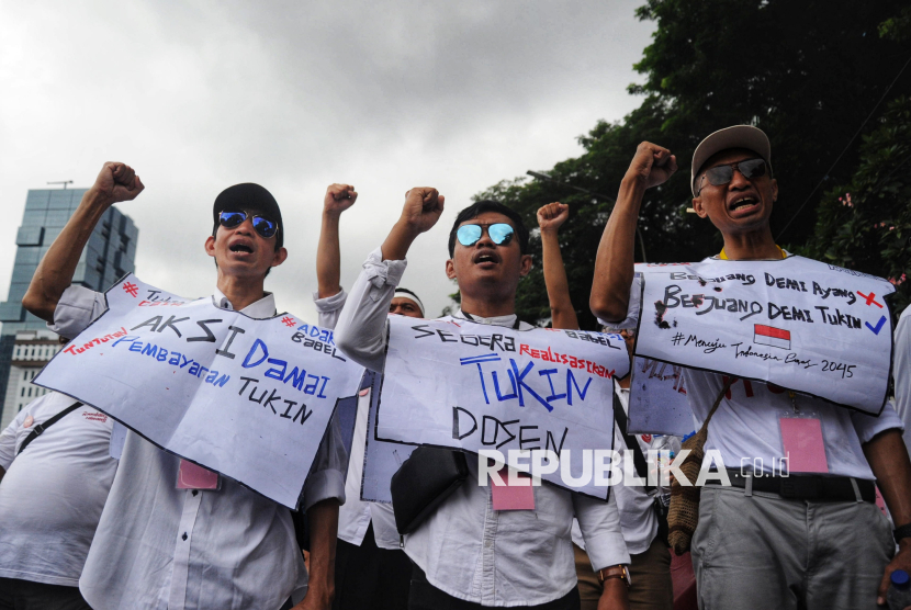 Problema kesejahteraan dan regenerasi dosen