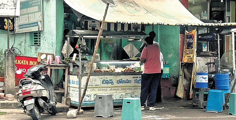 Vijayawada tiffin centres adopt two-bin waste segregation under 'Swachh ...