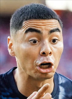 First red card for covering mouth in World Cup