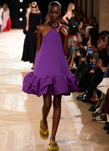 Chic, minimalistisch und ein Hauch Côte d'Azur: Zehenstegsandalen sind ...