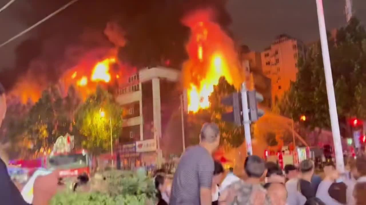 Massive fire engulfs Hongda International Automotive Plaza in Zhengzhou ...