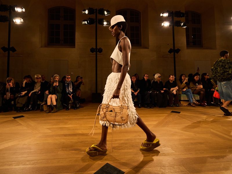 Chic, minimalistisch und ein Hauch Côte d'Azur: Zehenstegsandalen sind ...