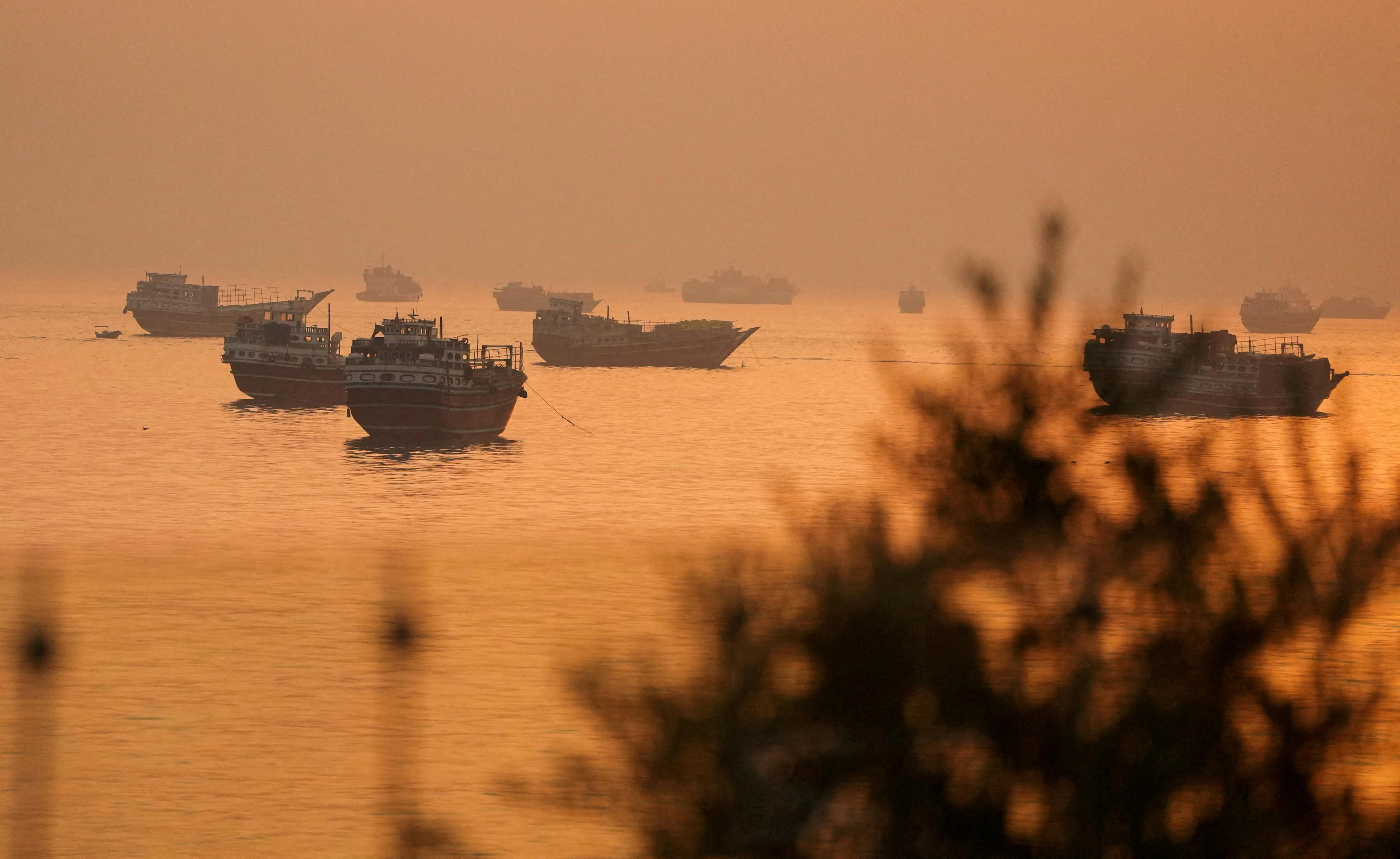 Ship traffic plunges after Iran re-closes Strait of Hormuz following ...