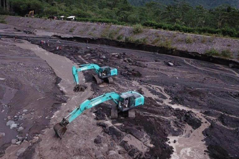Penambang pasir Semeru tertimbun material panas meninggal, pemkab beri ...