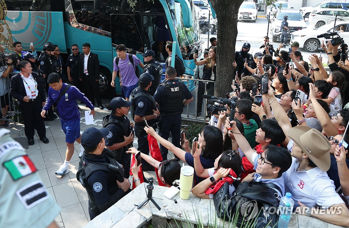 (World Cup) S Koreans travel to site of Group A finale