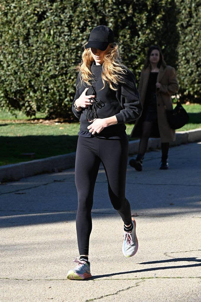 Amber Heard's daughter Oonagh steals the show with tumbling curls in ...