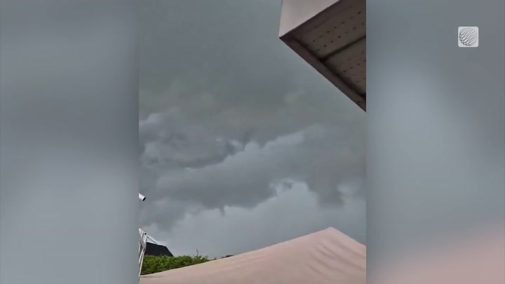 Incredible arcing lightning captured during thunderstorm