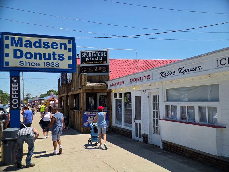 This Ohio donut shop has been a lake town morning tradition since the ...